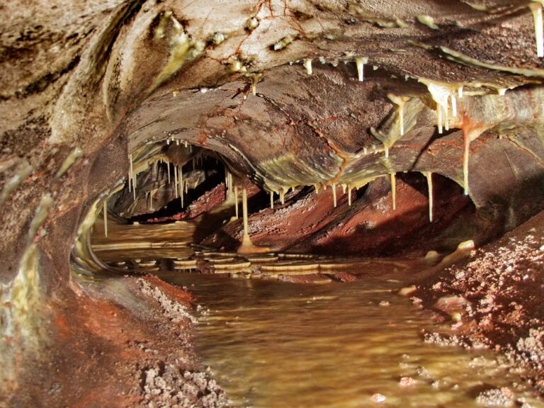 Top 10 Largest Caves in the United States - WhiteClouds