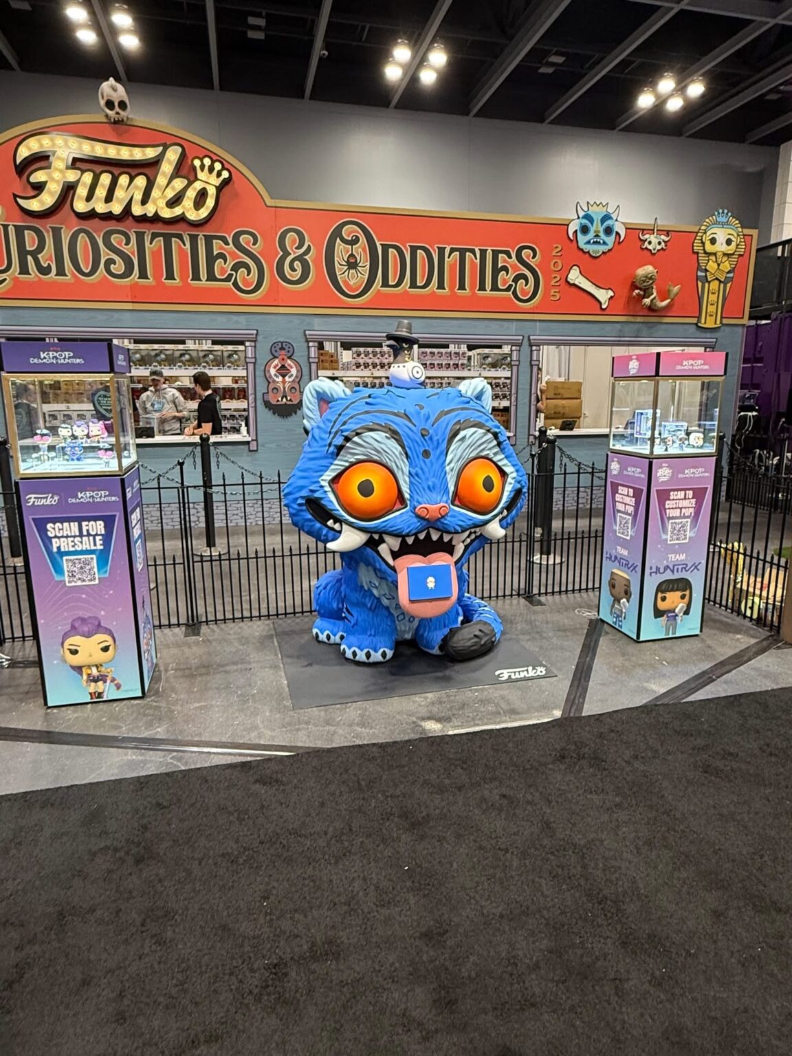 Funko Pop Statue at New York Comic Con - WhiteClouds
